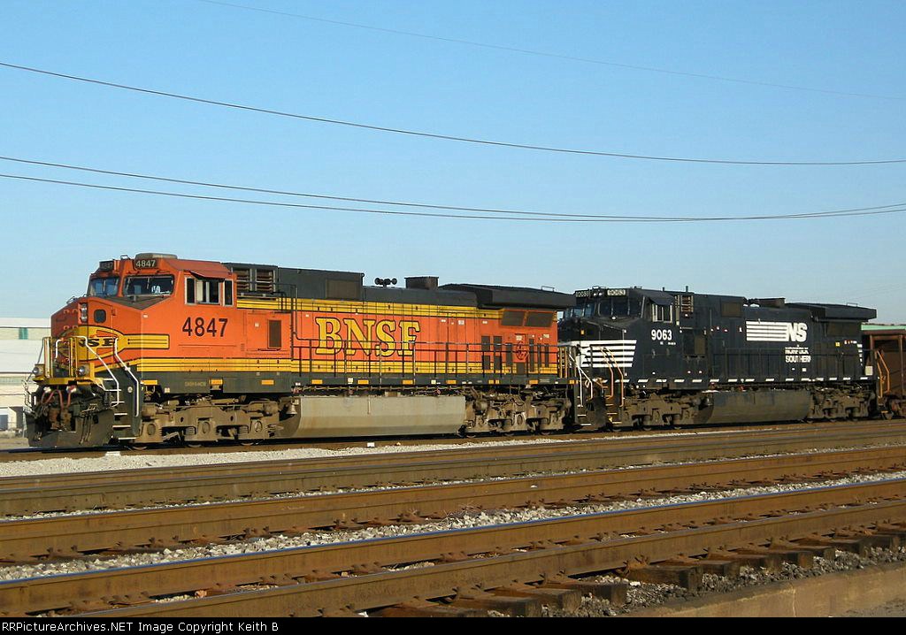 BNSF 4847 and NS 9063